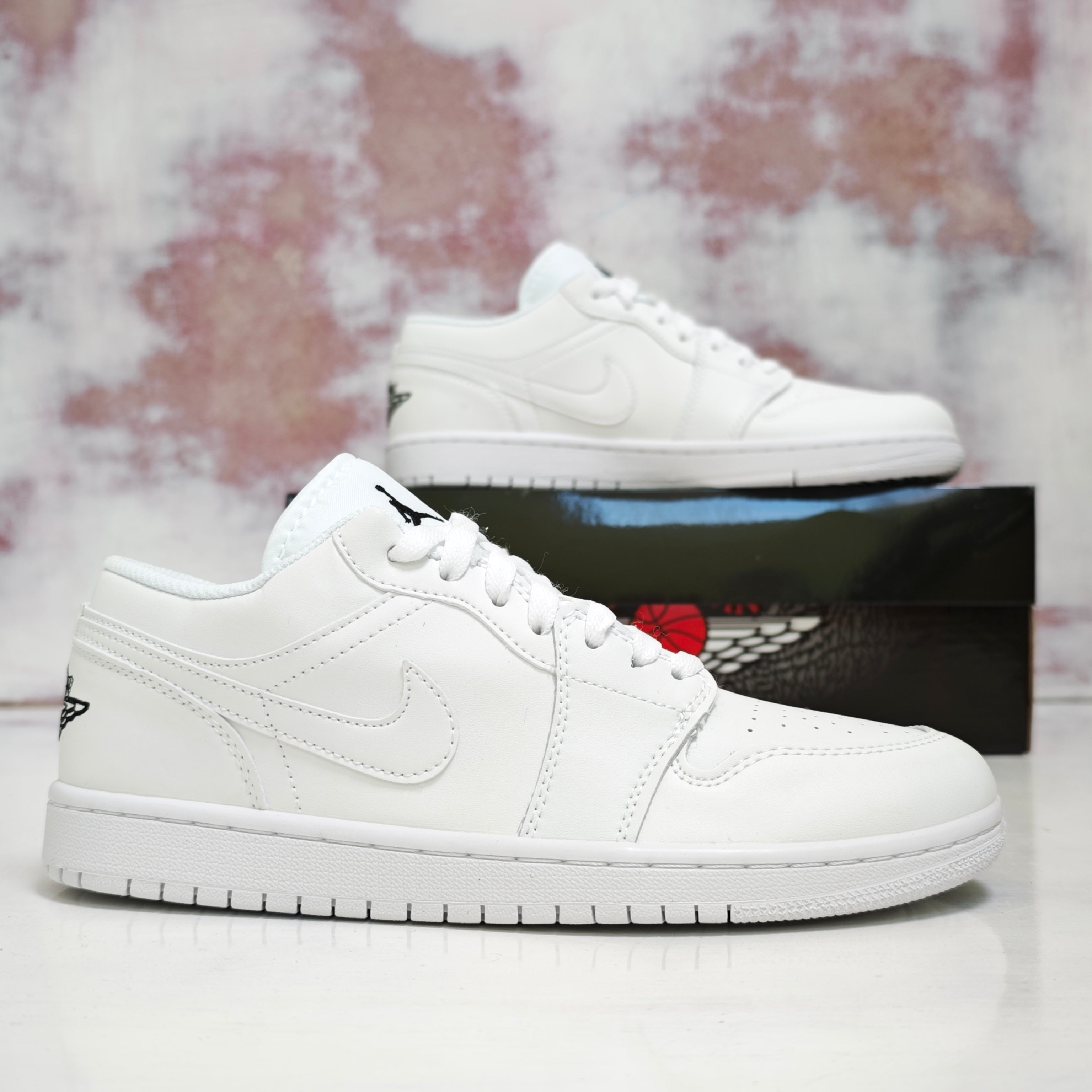 JRDN RETRO 1 TRIPLE WHITE LOW R1 – tetetenis